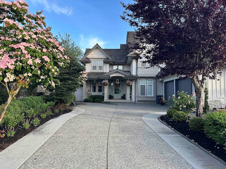 Luxurious Calm Villa In A Golf Course Community - White Rock