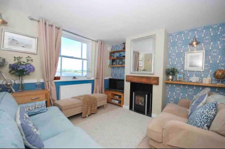 Beautiful 3 Bed House With Stunning Sea Views - Appledore