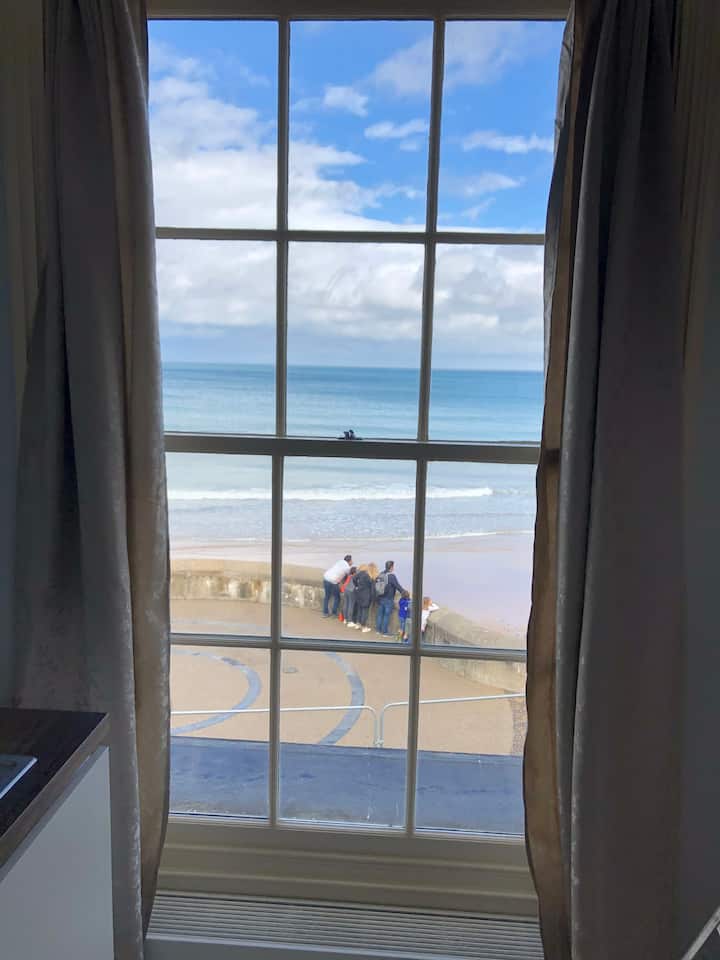 Luxury Right On Beach With Netflix
& Parking 2 Bed - クロマー