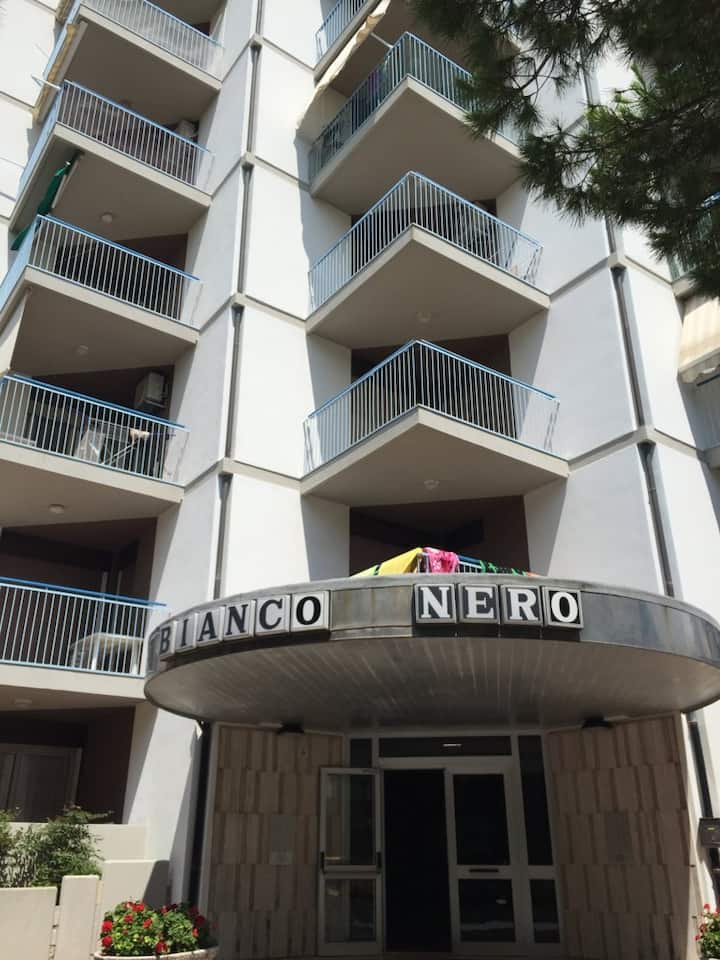 Lussuoso E Spazioso Frontemare - Bianco E Nero - Bibione
