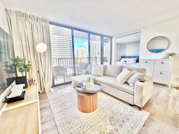 Newly Renovated Waikiki Banyan 1br+free Parking~ - Honolulu, HI