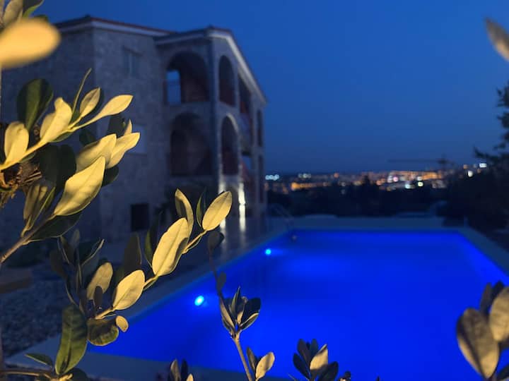 Panoramic Balcony Apt With Pool & Free Parking - Split