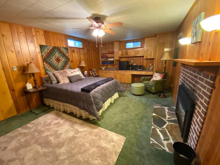 Cozy, Private Studio, Bath, Fireplace & Hot Tub! - Helena, MT