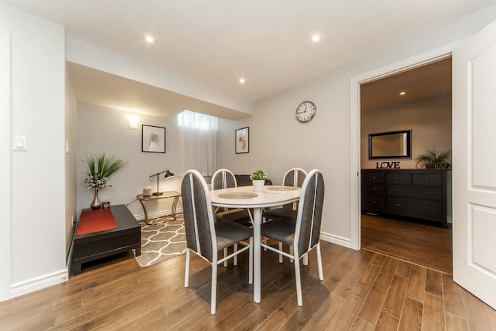 ★1-bdrm Aprt Private Entrance, Parking, Laundry ★ - Toronto