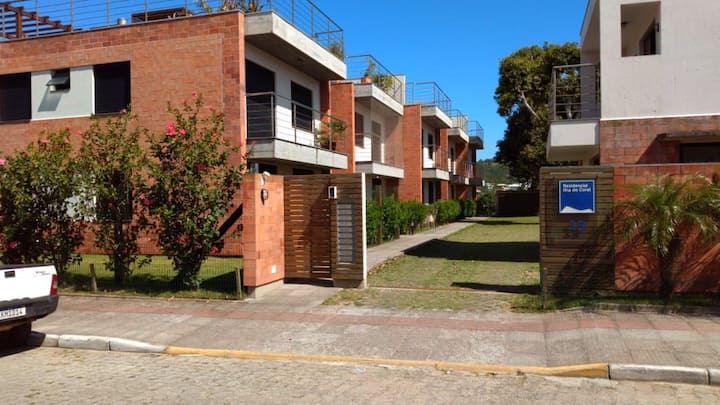 Apartamento De 2 Dormitórios No Centro Histórico - Garopaba