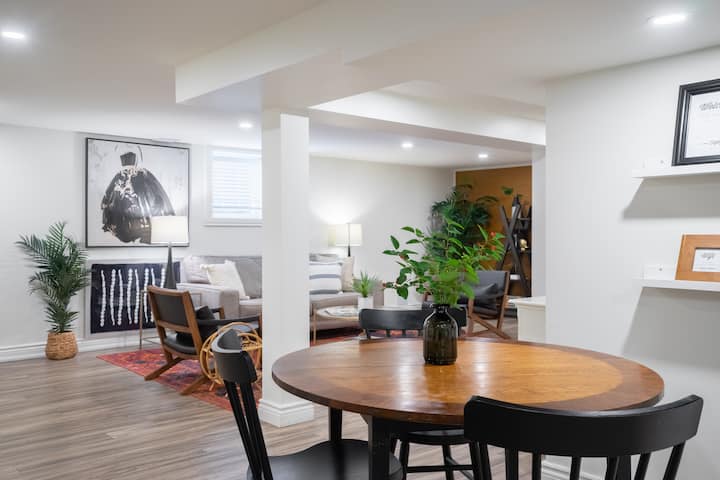 Private And Spacious Family Or Work Suite - Hamilton