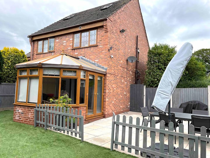 Spacious, Secluded 3 Bedroom Family Home & Garden - Stoke-on-Trent