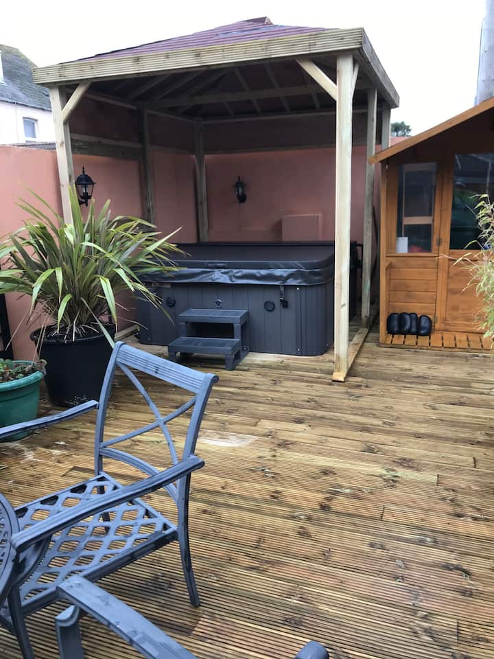 Large House Close To Sea With Hot Tub Sleeps 12 - Weymouth