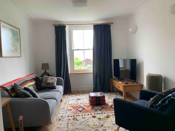 Lovely Terrace Near To The Menai Strait - メナイ・ブリッジ