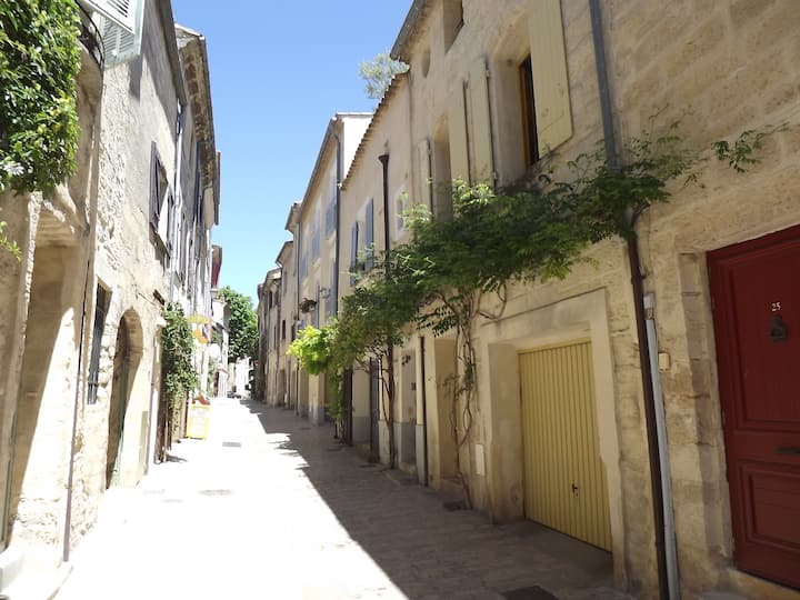 Dans Le Coeur Du Centre Historique D'uzès - Uzès