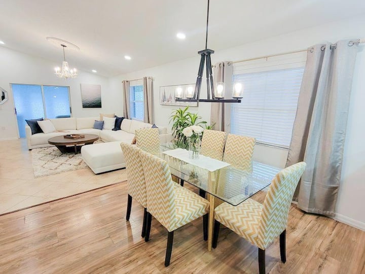 Spacious, Pet-friendly Home Central To Everything! - Sarasota, FL