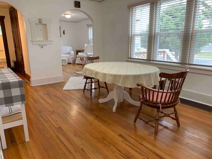 Cheerful 2 Bedroom Home In Avenues - Cheyenne, WY