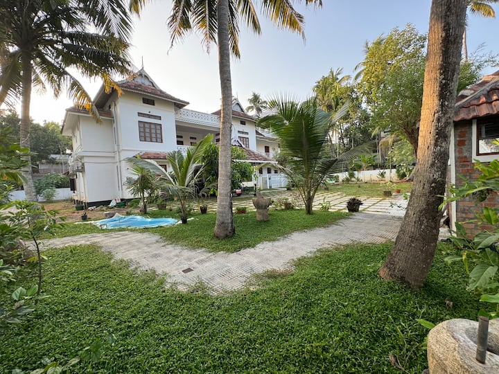 Homedayz Homestay@ Library, Gym, Movie/playroom - Kochi