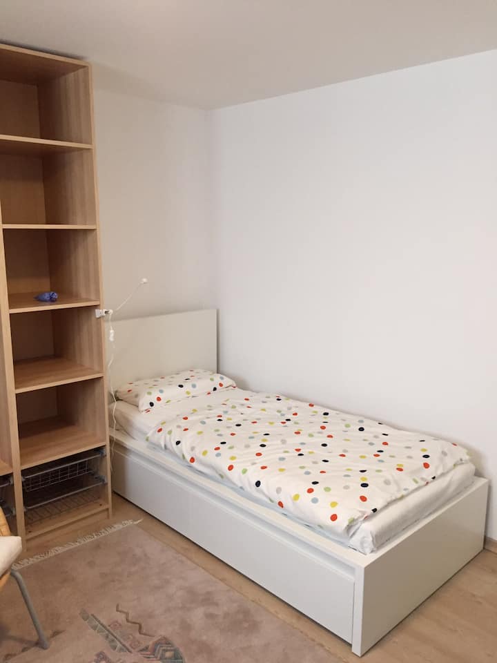 Sehr Schönes Möbliertes Zimmer Im Einfamilienhaus - Erlangen