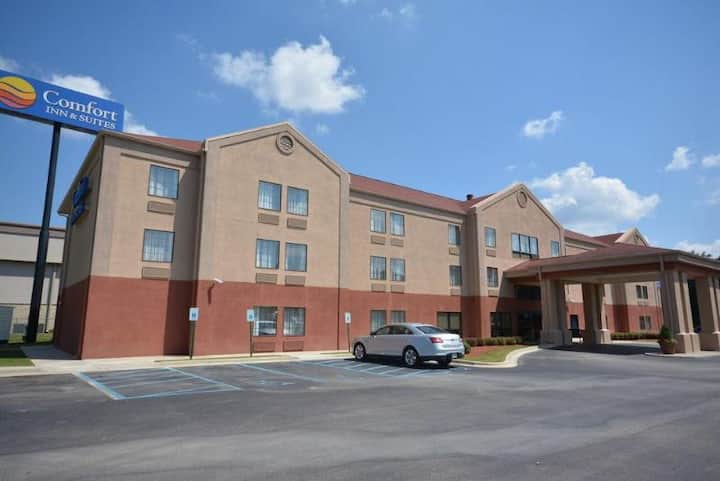 Huge Double Bed Non Smoking At Airport - Birmingham, AL