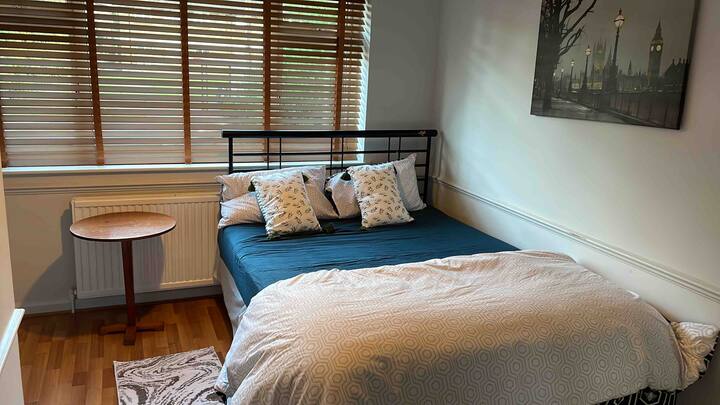 Charming Double Bedroom In Nw9 - Edgware