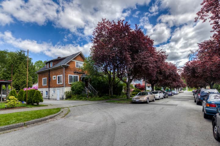 Private Room/queen Bed In East Van Heritage House - Vancouver