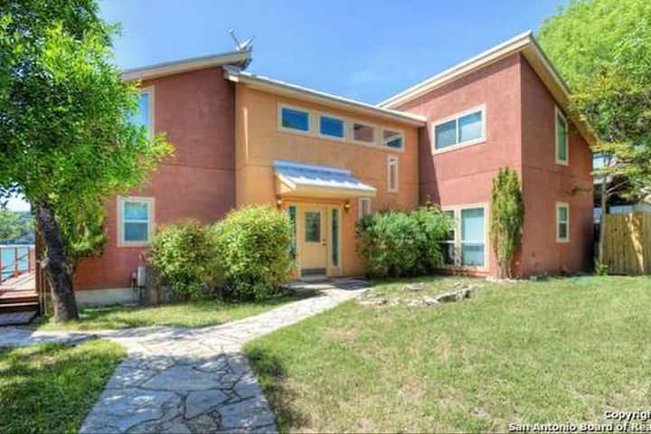 Lake Medina Waterfront Villa - Lake Medina Highlands, TX