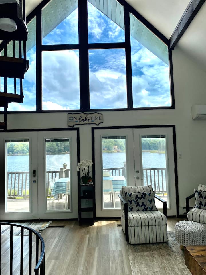 Lakefront Chalet W/private Hot Tub & Stunning View - Tobyhanna, PA