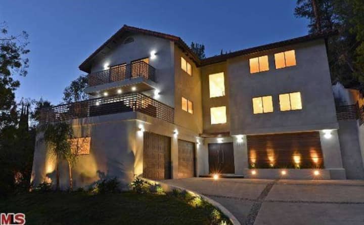 The Hollywoodland Family House - Calabasas, CA
