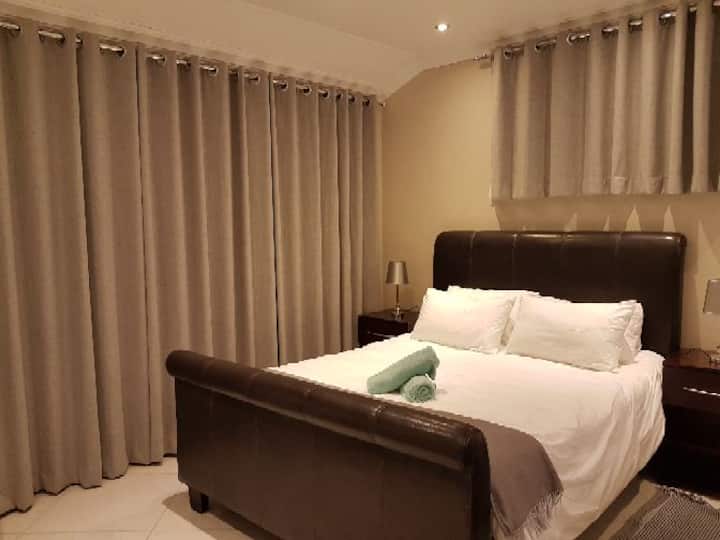 Deluxe Cottage (Self-catering) Sleeps Up To 4 - Johannesburg South