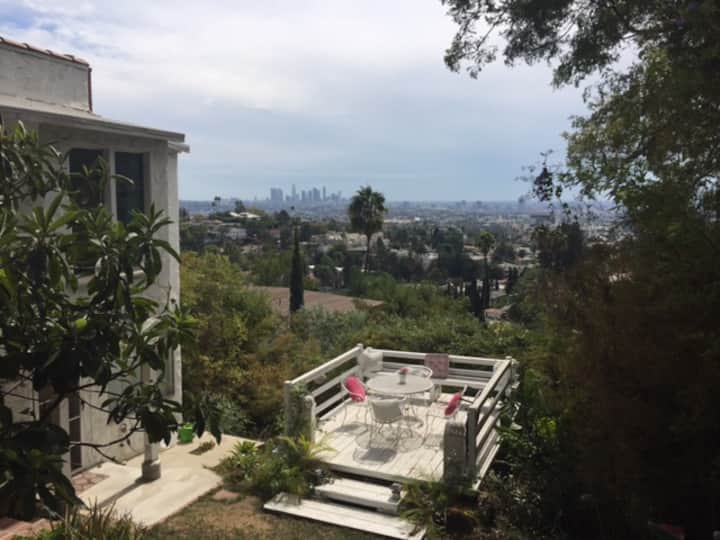 Tranquil Hollywood Hills Cottage With Amazing View - Burbank, CA