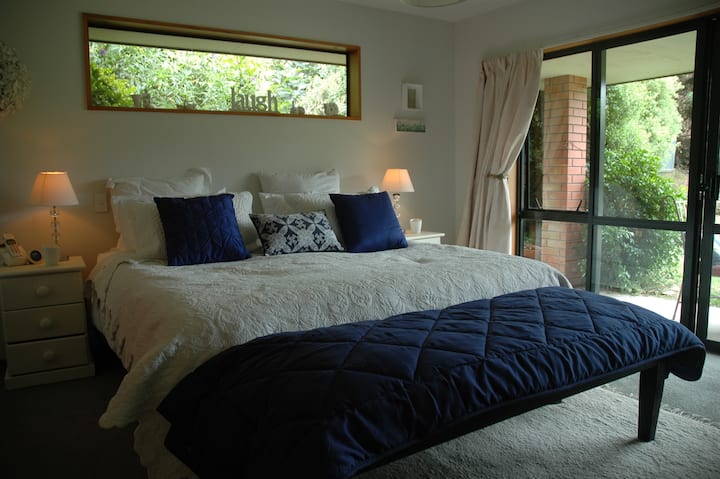 Spacious Bedroom, En Suit And Patio - Little River