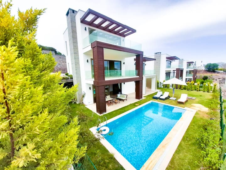 Villa With Private Pool And Garden - Yalıkavak