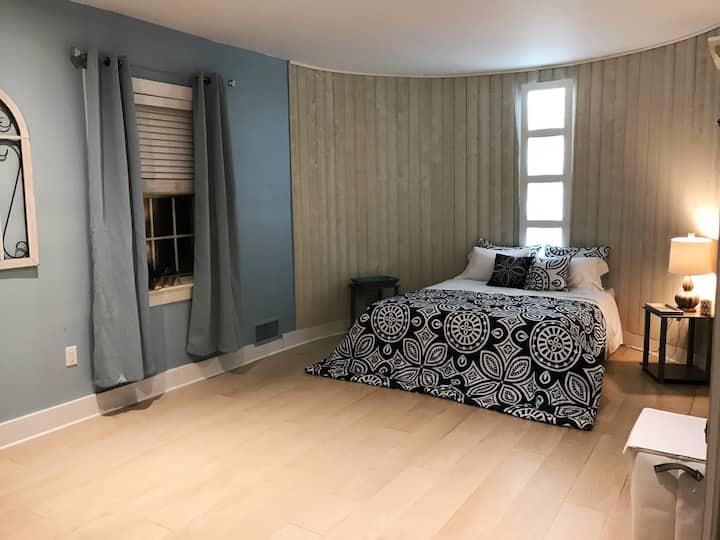 Modern Remodeled Condo Near Airport - Great Falls, VA