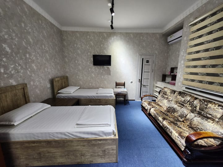 Brand New And Wide Room With 3 Single Beds. Suitable For Family Upto 4 Members. Private Bathroom
Широкая новая комната для семьи из 4 человек. Душевая комната внутри. - Tashkent