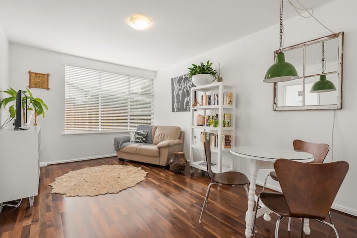 New Town Gem: Homely City-fringe Apartment - Hobart