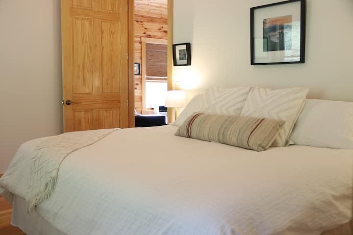 Fish Hike Ski Bike Hot Tub- Private
New Furniture - Valle Crucis, NC