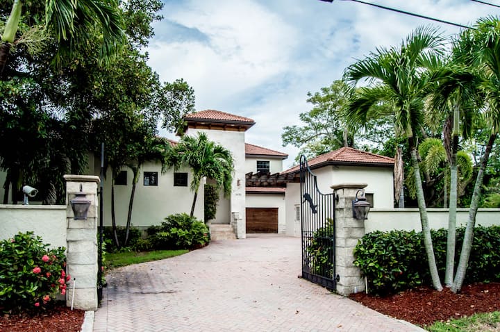 Siesta Key Paradise Getaway - Sarasota, FL