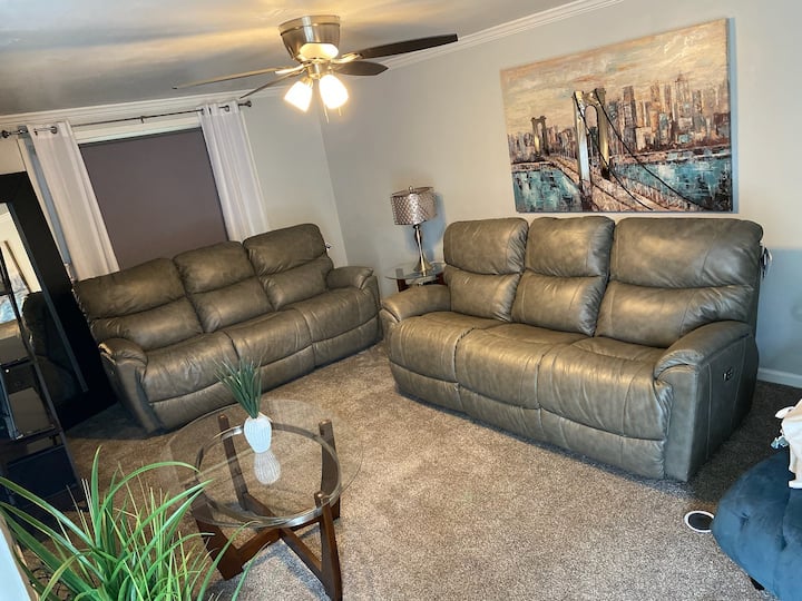 Cozy 3 Bedroom 2 Bathroom Home - Monroeville, PA