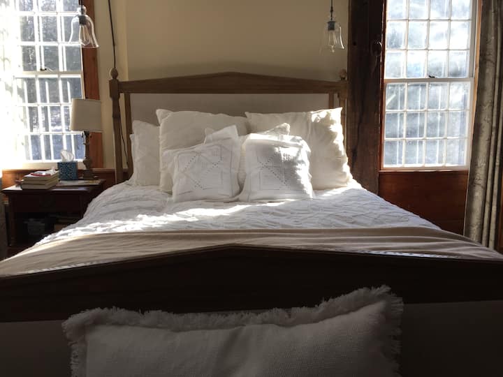 Updated Historic Country House - Bridgewater, CT