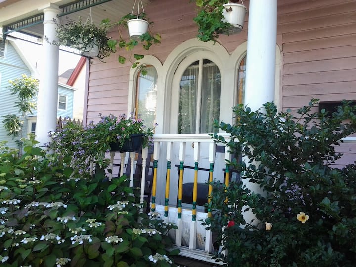 Garden Room, Quaint Asbury Park Shore Cottage - Spring Lake, NJ