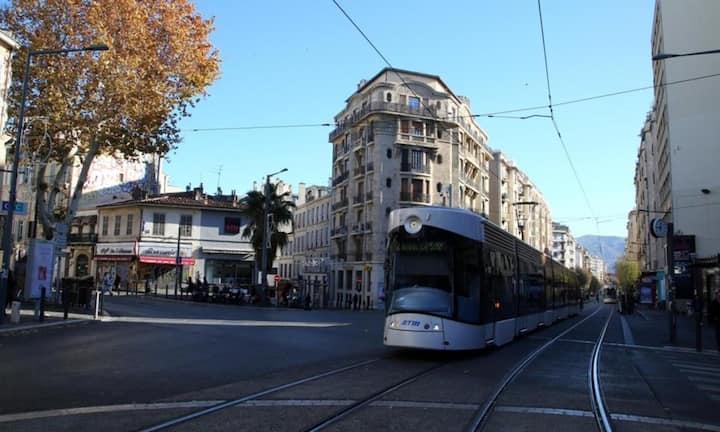 Entre La Gare St Charles Et Le Parc Longchamp - Marseille