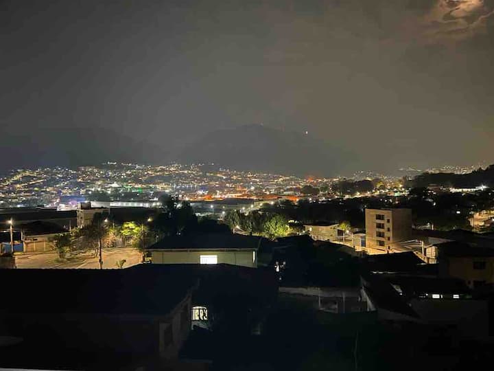 Bem Localizado, Com Garagem, Piscina Aquecida - Poços de Caldas