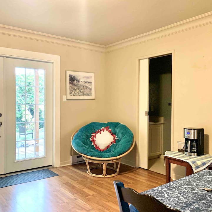 Comfortable 2 Bedroom Suite - Saanich