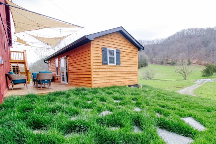 Cabin On 100+ Acre Farm + Stocked Pond & Hot Tub - Blountville, TN