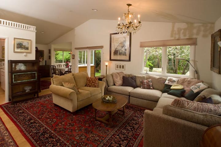 Francis Street Vacation Home - Ferndale, CA
