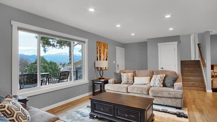 Stunning Mtn Views, Spacious, Hot Tub, Fire Pit! - Colorado Springs