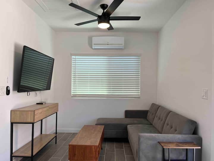 Independent One Bedroom Guest House In Burbank - Los Angeles, CA