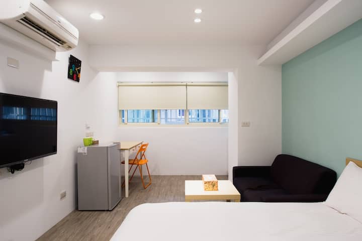 雙面窗戶採光好,緊鄰一中街夜市商圈,近火車站,室內7.5坪(25平米)超大空間,交通超便利 - North District