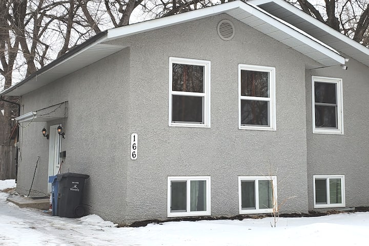 Modern 5brm 2bth Quiet Area Close To Downtown - Winnipeg
