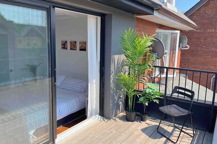 Private 1 Bedroom King Bed, Private Living/kitchen - Toronto