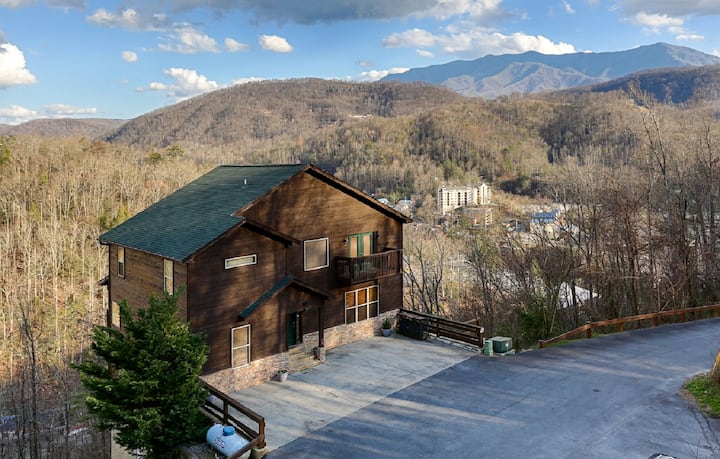 Great View Downtown Gatlinburg With Views,community Pool, Hot Tub And Fireplace - Gatlinburg, TN