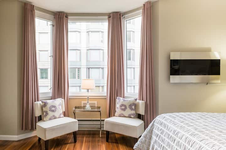 Walk To The Waterfront From A High-tech Studio Flat - San Francisco, CA