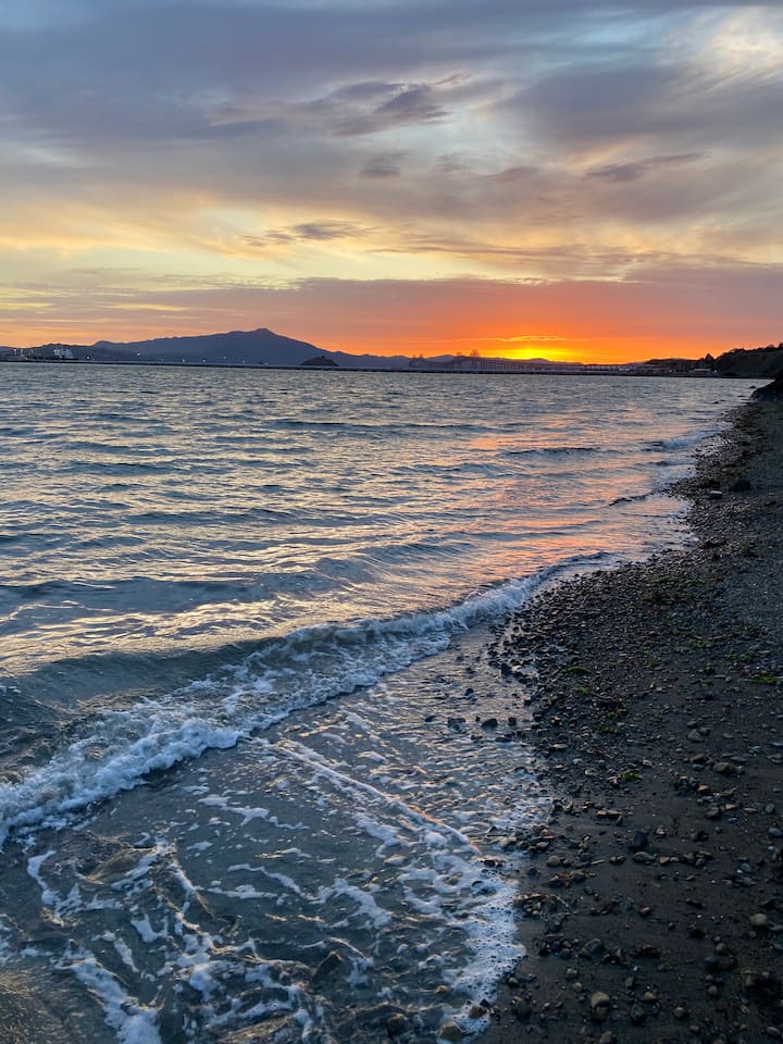 Huge 2br/2ba Unit W/pvt Deck + 5 Min To Ocean - Sausalito, CA