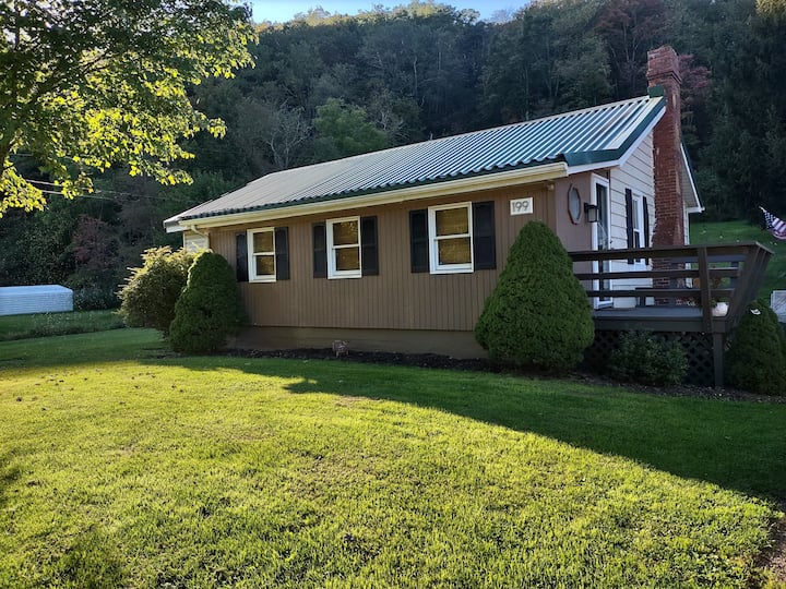 Quaint, Family Friendly Residential Home. - Donegal, PA